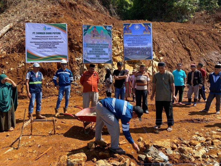 PT SBP Bantu Pembangunan Musolah Desa Tapunggaya